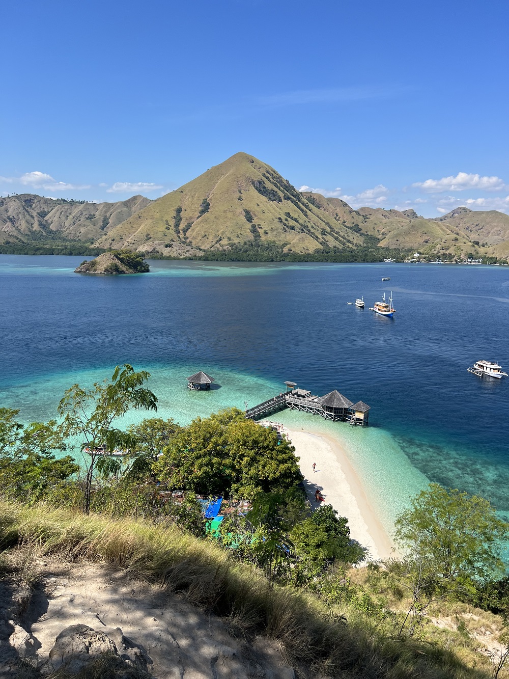 Tips Trekking ke Pulau Kelor Labuan Bajo – tripflores.com